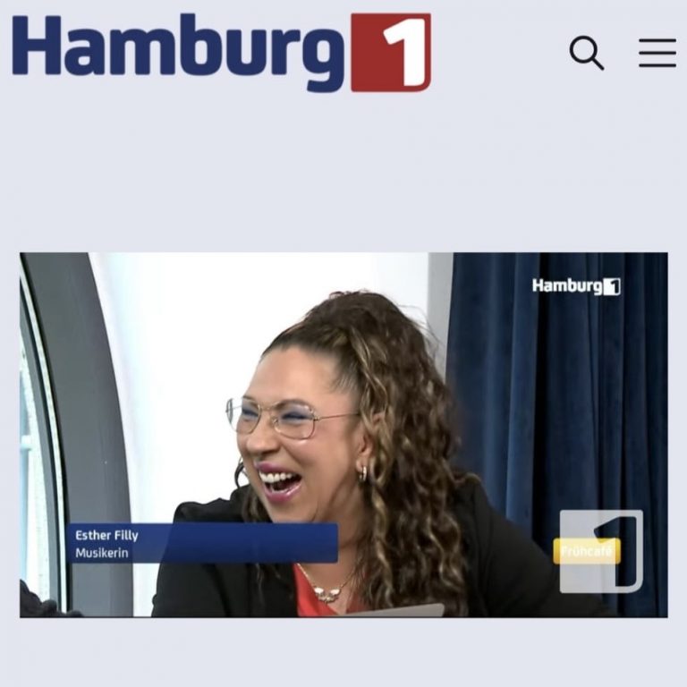 Esther Filly in "BUNTE"